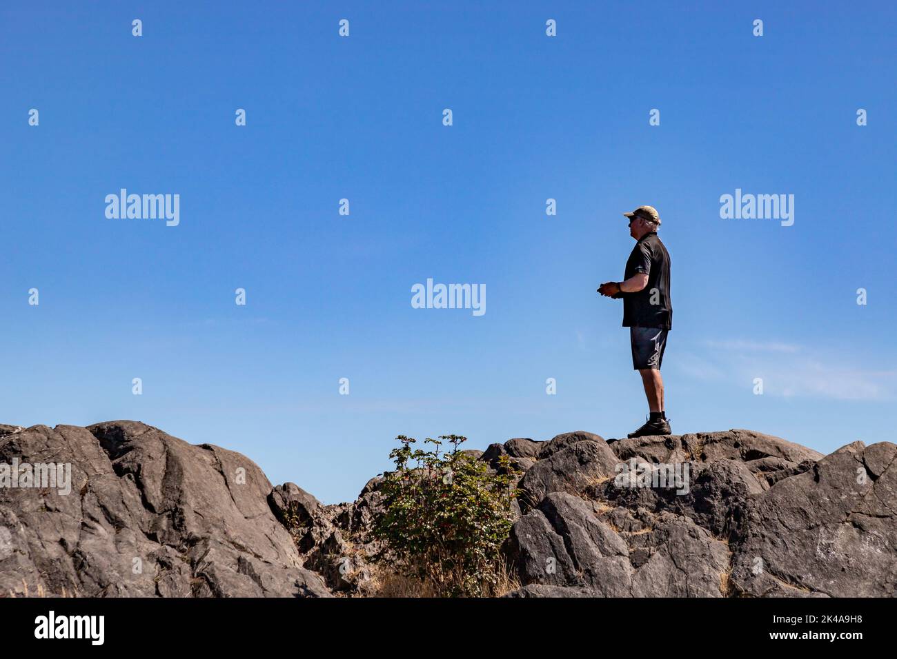 Anacortes, WA USA - 08-14-2022: Älterer Mann hat vom Cape Sante Park ...