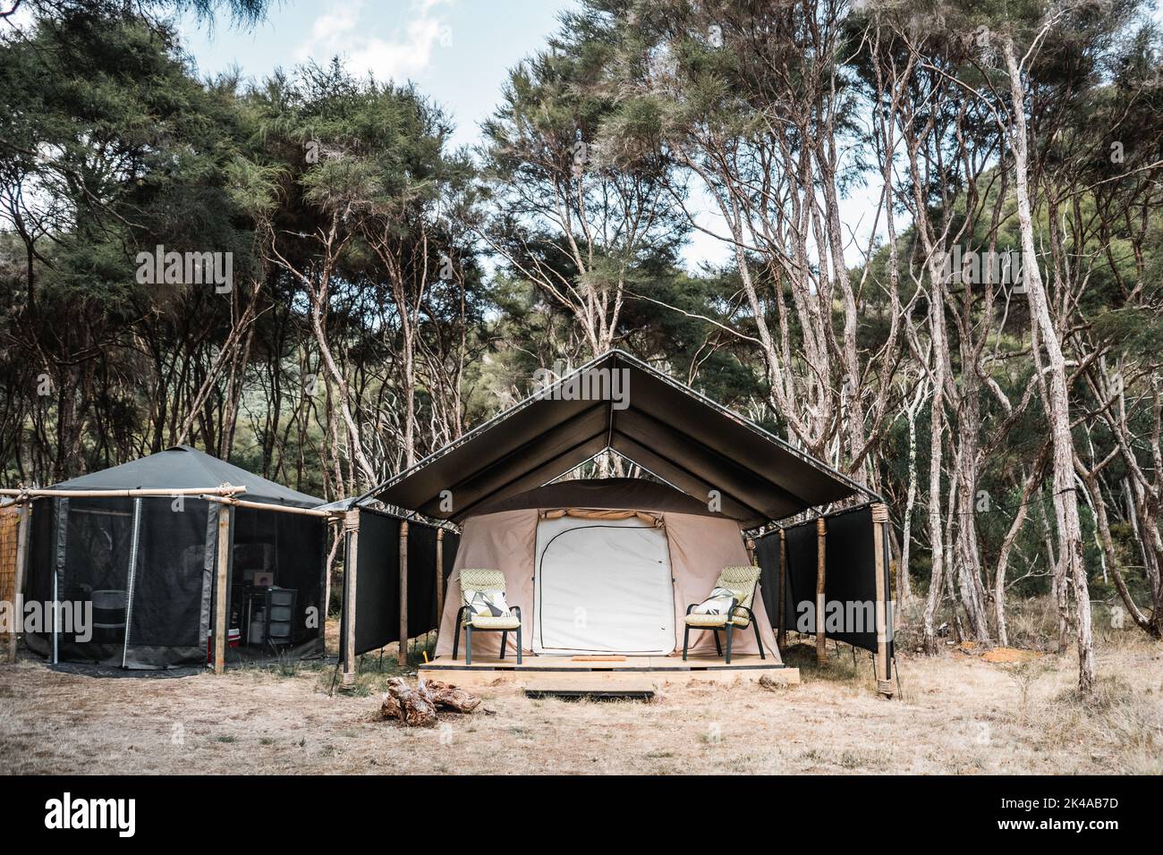Triangle tent -Fotos und -Bildmaterial in hoher Auflösung – Alamy