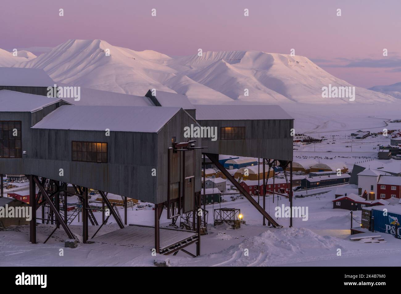 Verlassene stillgelegte Kohlebergbahn Zentrum (taubanesentralen) in verschneiten ...