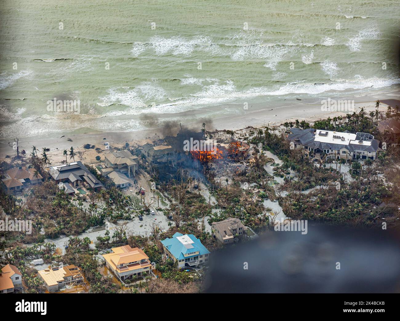 Eine Air and Marine Operations UH-60-Luftbesatzung flog entlang der ...