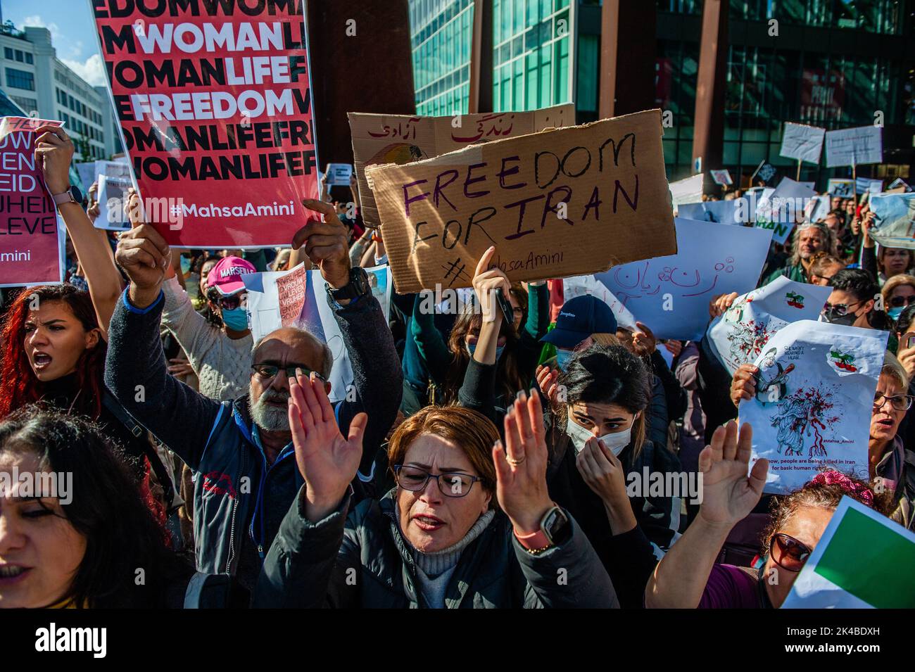 Iranische Demonstranten klatschen während der Demonstration mit Parolen ...