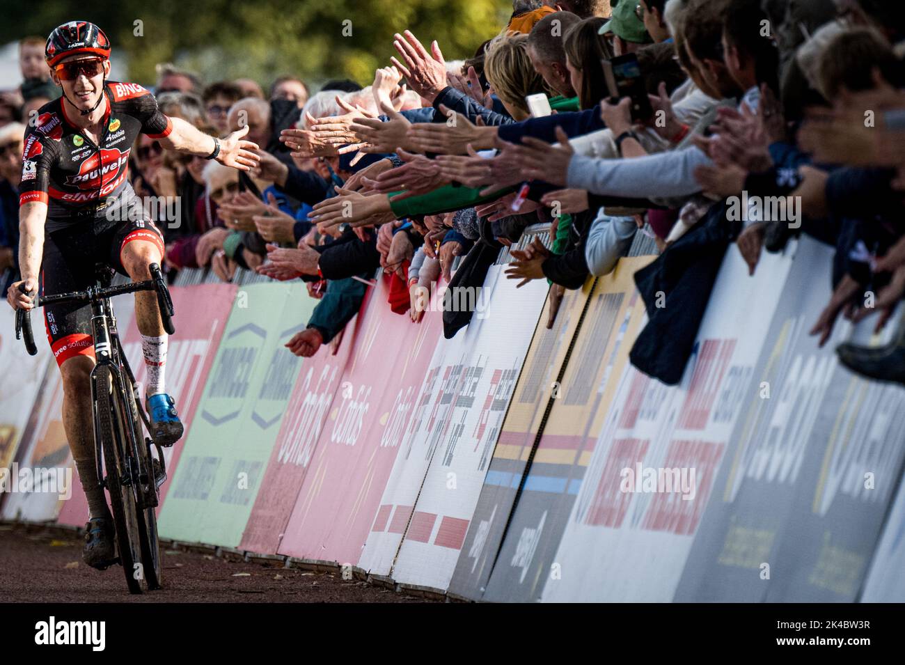 Der Belgier Michael Vanthourenhout feiert, als er die Ziellinie ...