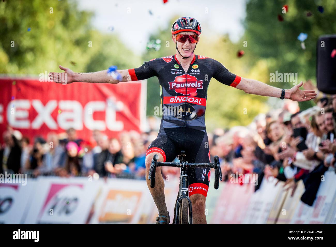 Der Belgier Michael Vanthourenhout feiert, als er die Ziellinie ...