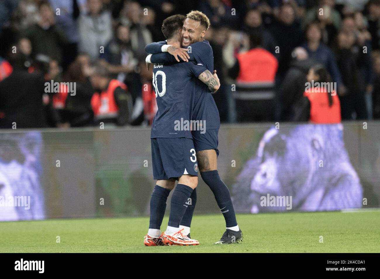 Lionel Messi von PSG feiert sein Tor mit Neymar Jr während des Ligue 1 ...