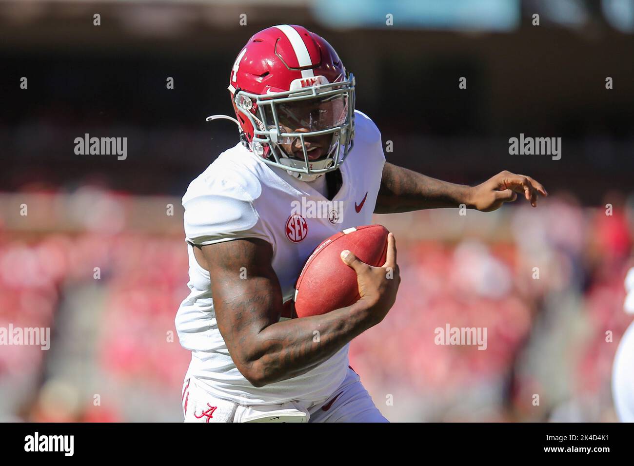 1. Oktober 2022: Jalen Milroe #4 Alabama QB bringt den Ball ins Feld ...