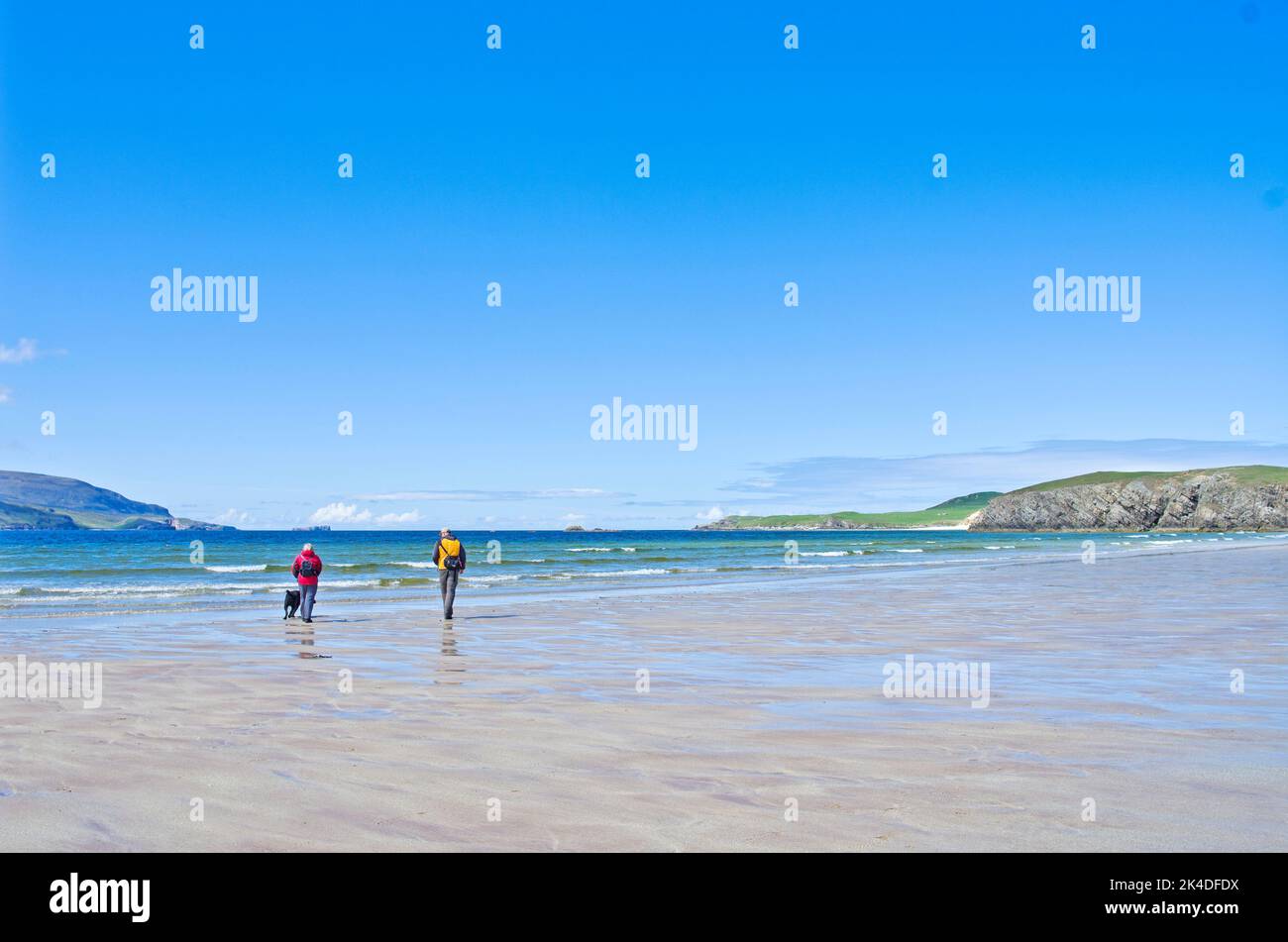 Zwei hundewanderer am strand mit schwarzem hund -Fotos und -Bildmaterial in hoher Auflösung – Alamy
