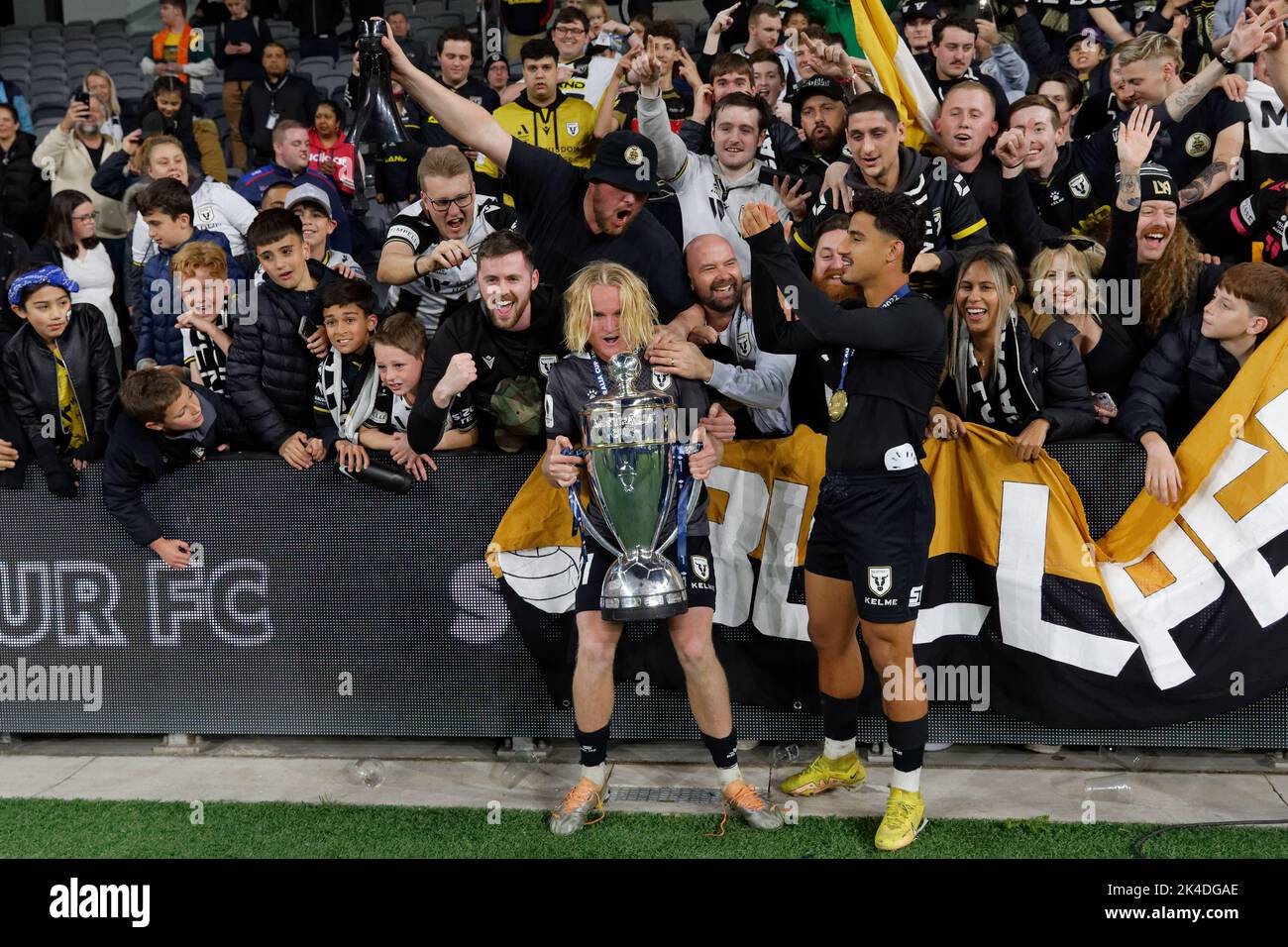 SYDNEY, AUSTRALIEN - 1. OKTOBER: Lachlan Rose und Daniel Arzani vom ...