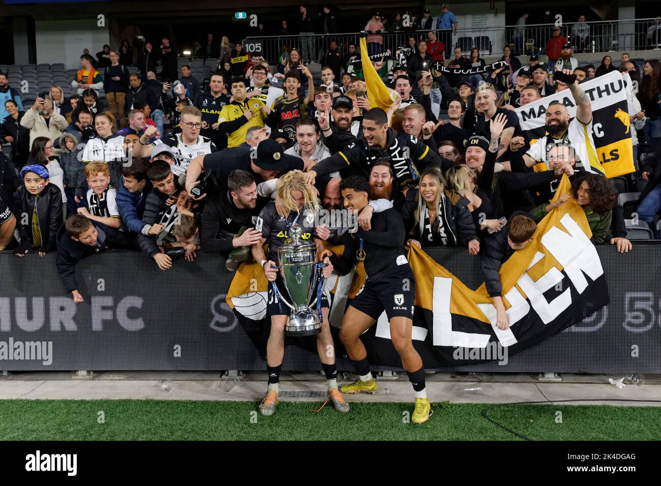 SYDNEY, AUSTRALIEN - 1. OKTOBER: Lachlan Rose und Daniel Arzani vom ...