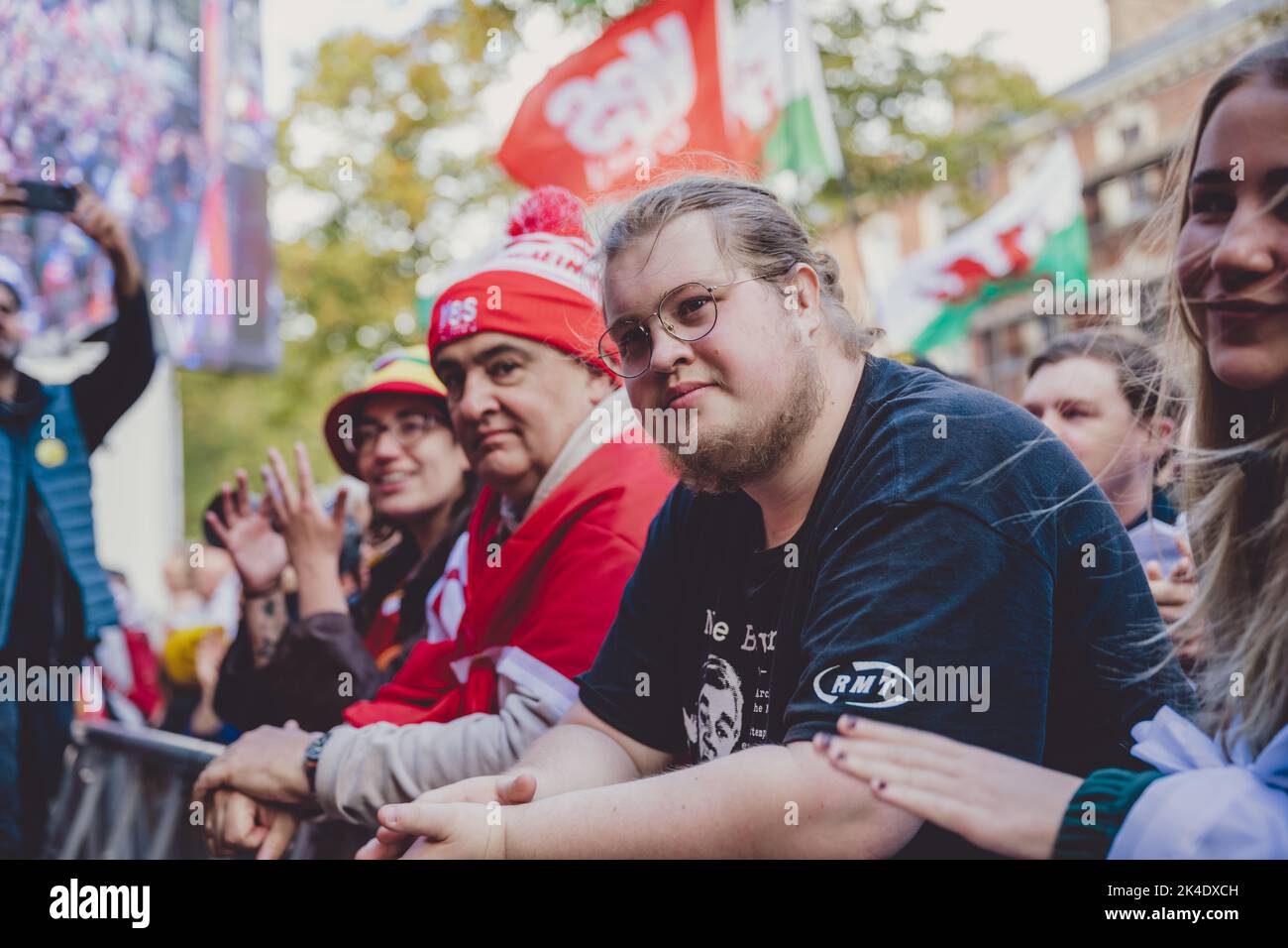 Tausende von Menschen nahmen an einem marsch und einer Kundgebung in ... Tausende von Menschen nahmen an einem marsch und einer Kundgebung in ...