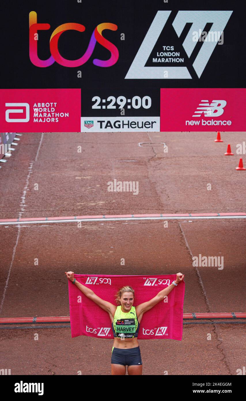 Handout-Foto des TCS London Marathon der britischen Rose Harvey beendet ...
