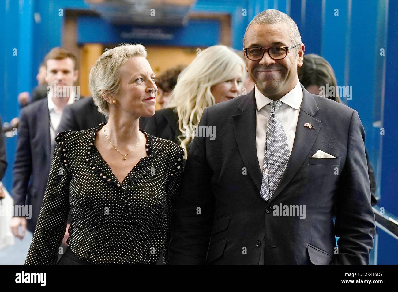 Außenminister James geht geschickt mit seiner Frau Susannah Janet ...