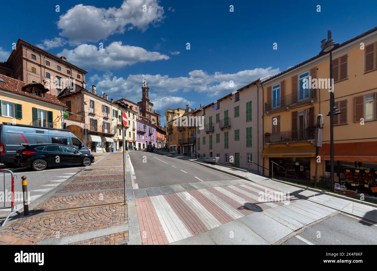 Fossano, Piemont, Italien - 09. September 2022: Via Marconi mit den ...
