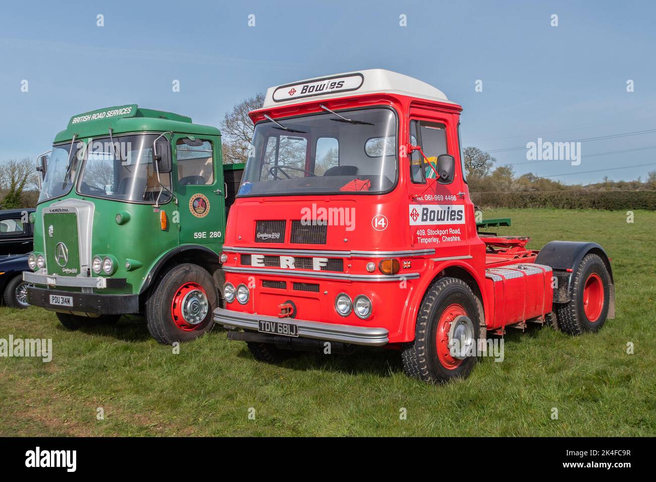 2 Oldtimer-Lkw, ein grüner 1973 Seddon Atkinson-Plattformwagen und ein ...