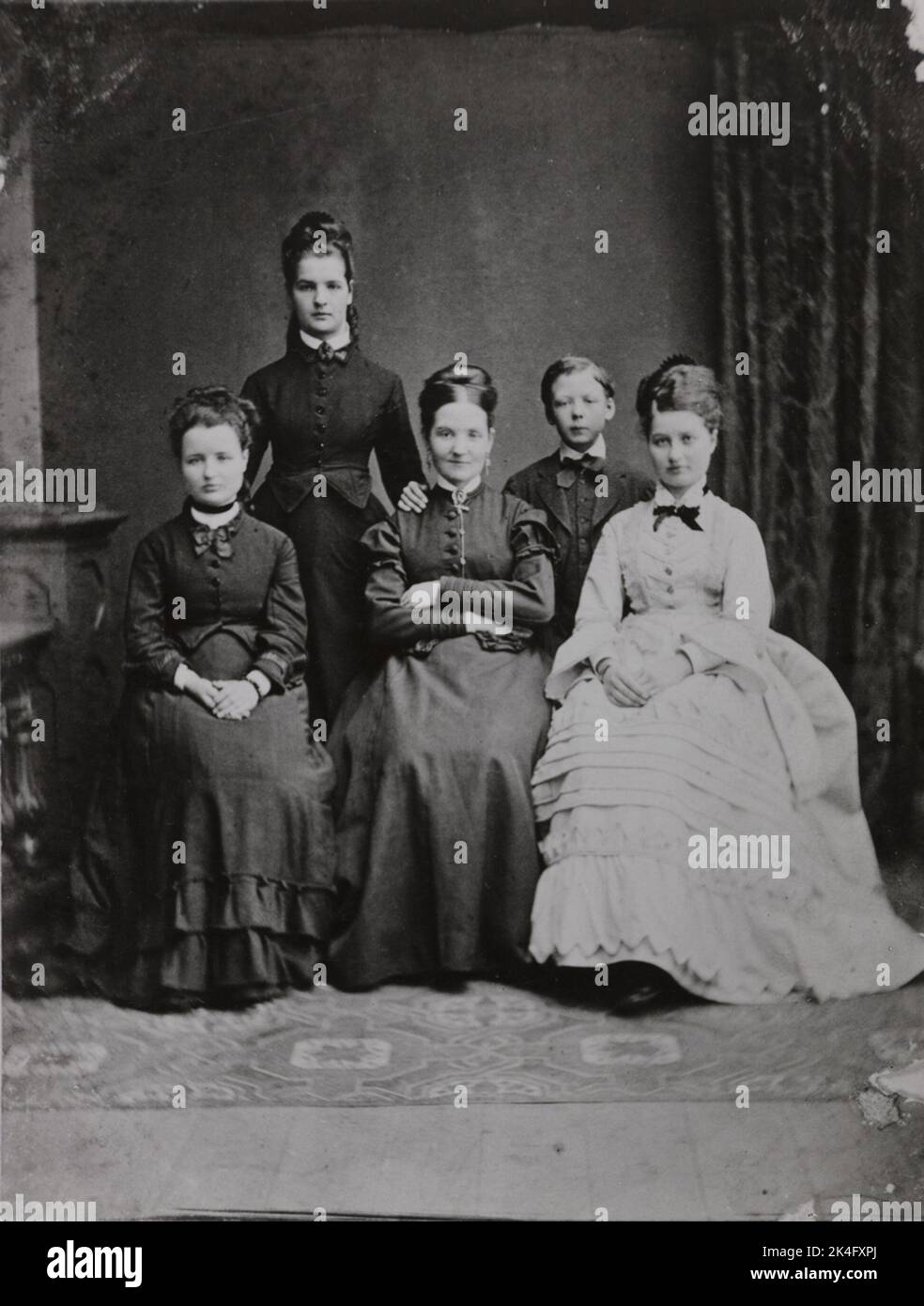 Gruppenportrait von Mitgliedern der Familie August Strindberg. Die ...