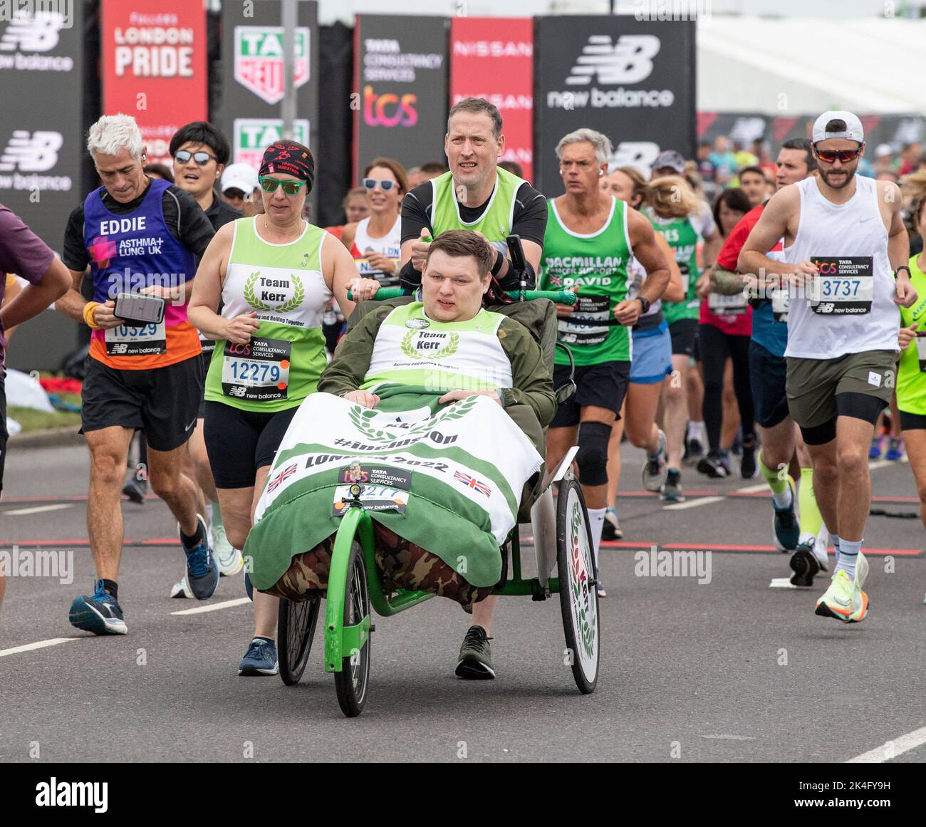 London, Großbritannien. 02. Oktober 2022. Sandra, David (Mom & Dad) und ...