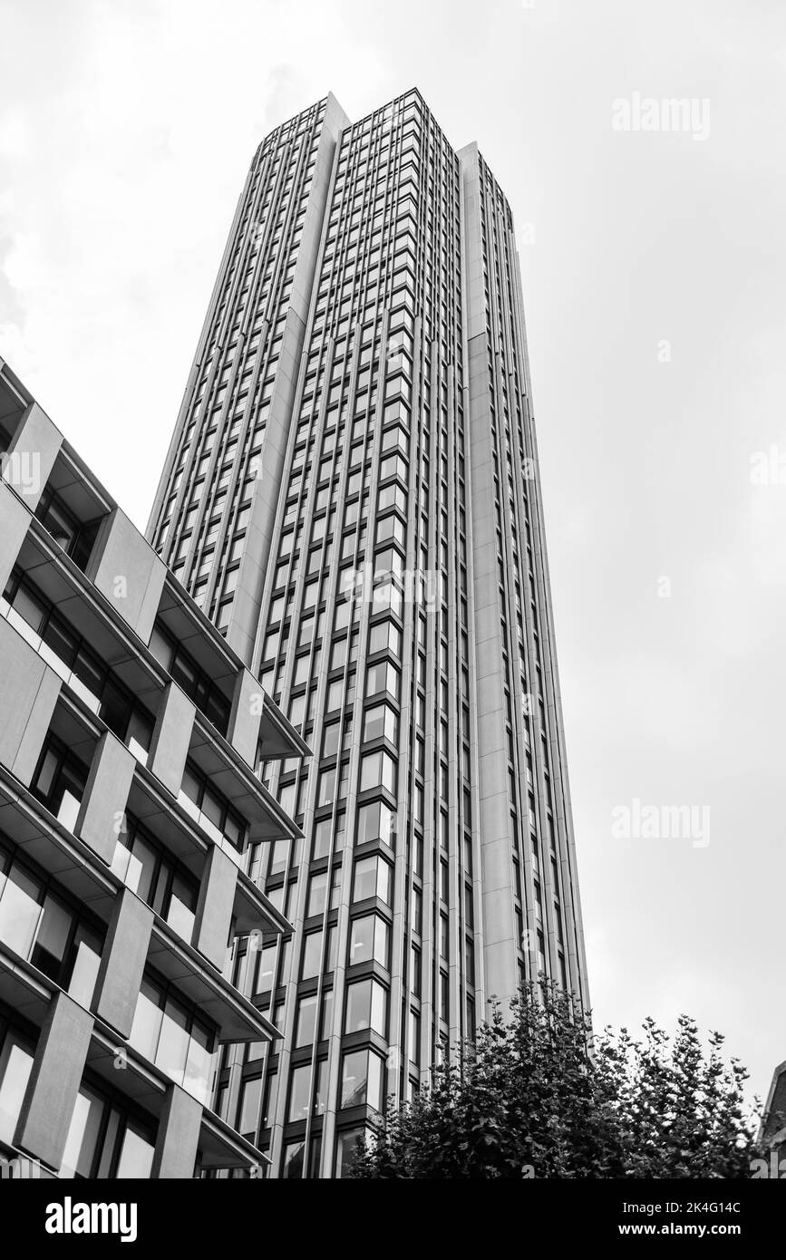 Baum und turmblock -Fotos und -Bildmaterial in hoher Auflösung – Alamy