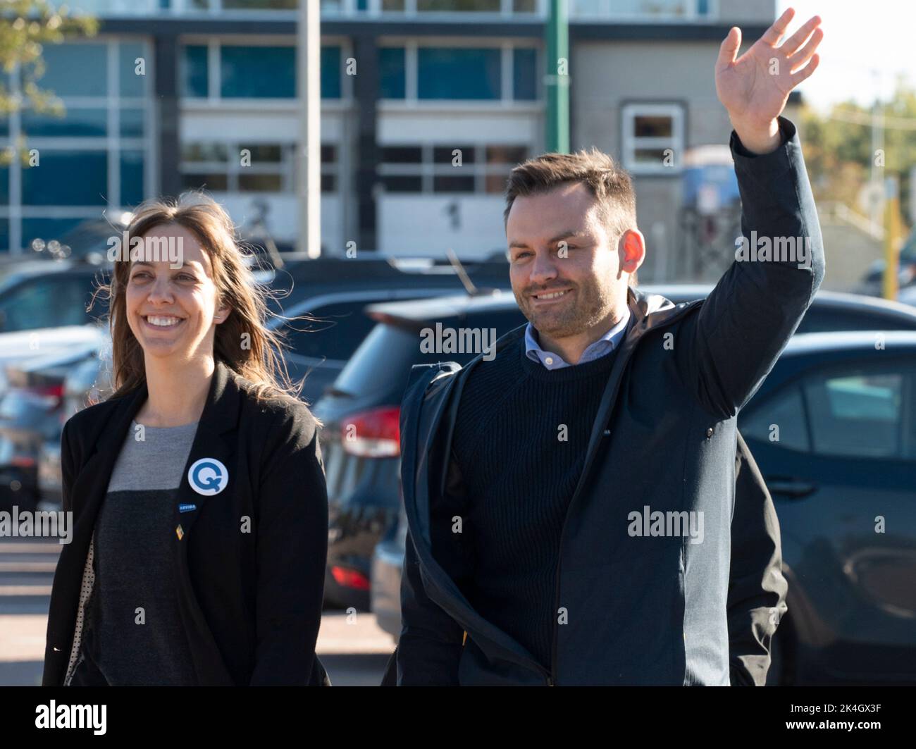 Parti Quebecois-Anführer Paul St-Pierre Plamondon, rechts, winkt der ...