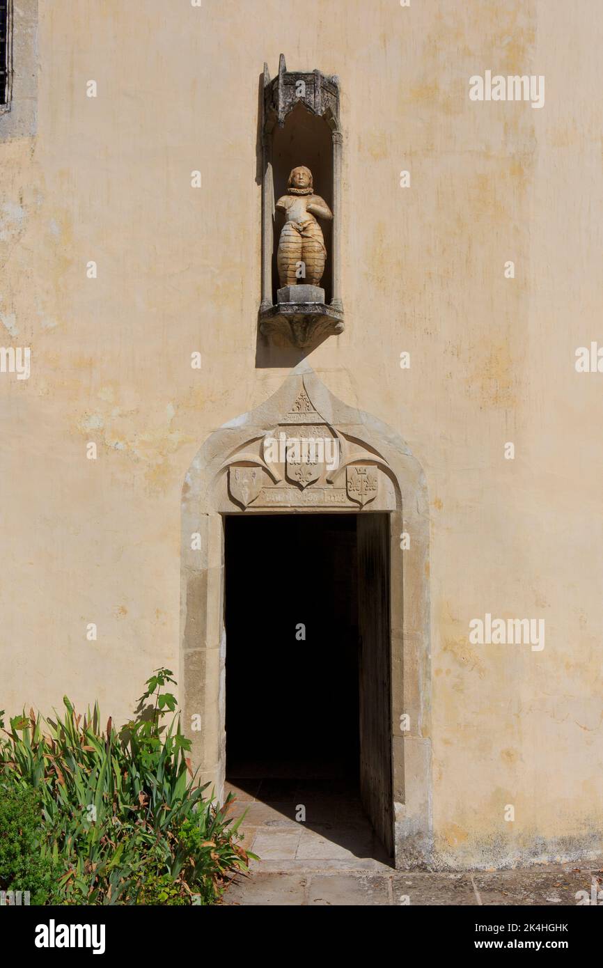 Statue der Jeanne d'Arc (1412-1431) und das Wappen ihrer Familie über ...