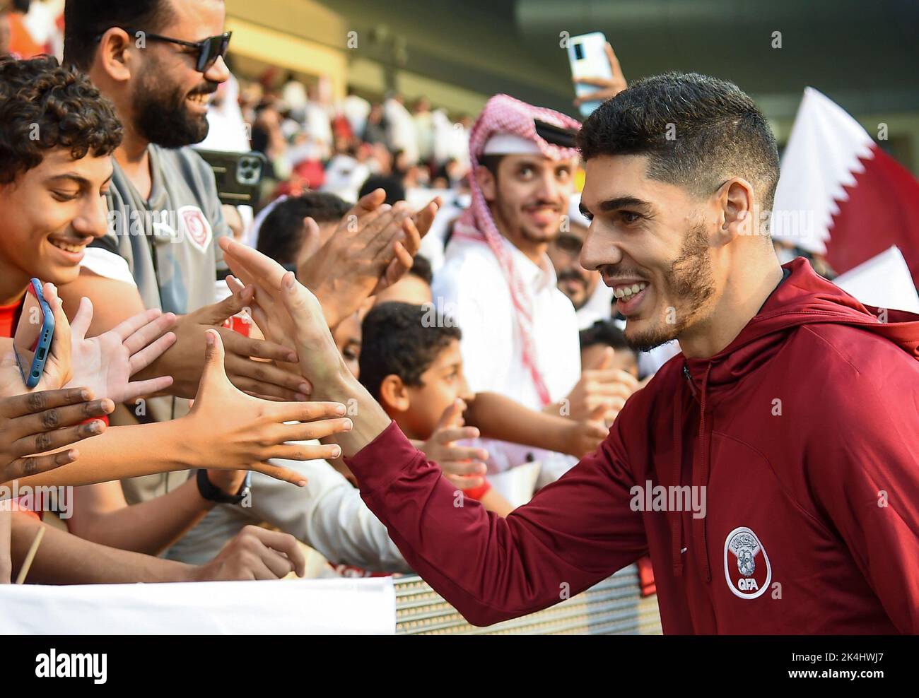 Doha, Katar. 2. Oktober 2022. Karim Boudiaf (R) aus Katar reagiert mit ...
