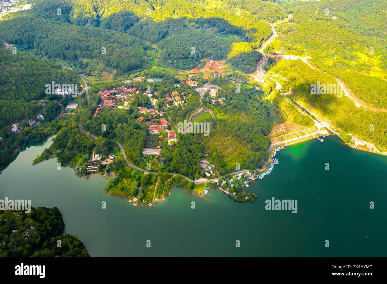 Blick auf den Tuyen Lam See von oben mit blauem Wasser und ...