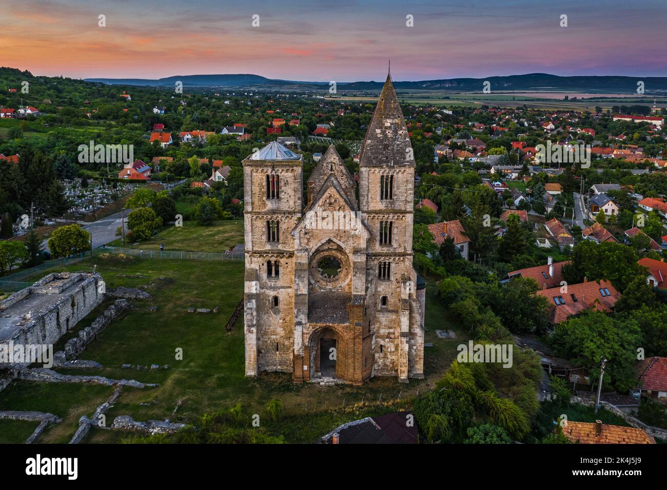 Historischer ungarischer friedhof -Fotos und -Bildmaterial in hoher ...