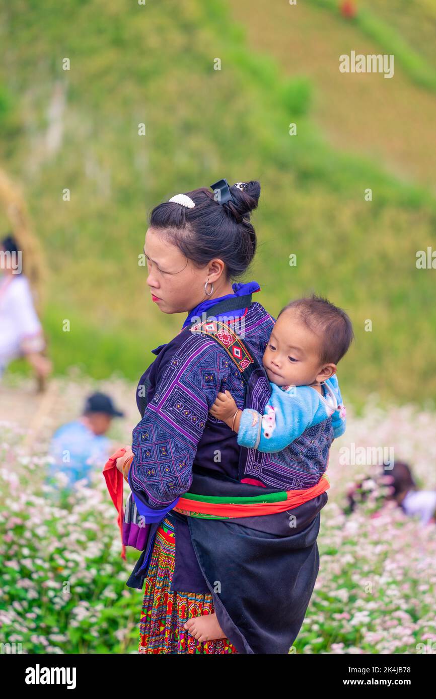 Mu Cang Chai, Vietnam - 24. Sep 2022: Menschen mit einer ethnischen ...