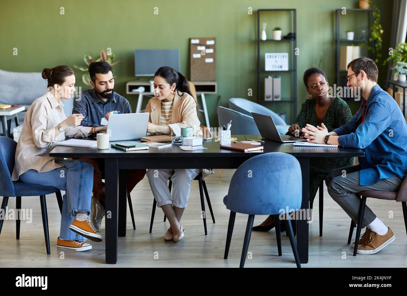 Two small work groups discussing -Fotos und -Bildmaterial in hoher Auflösung – Alamy