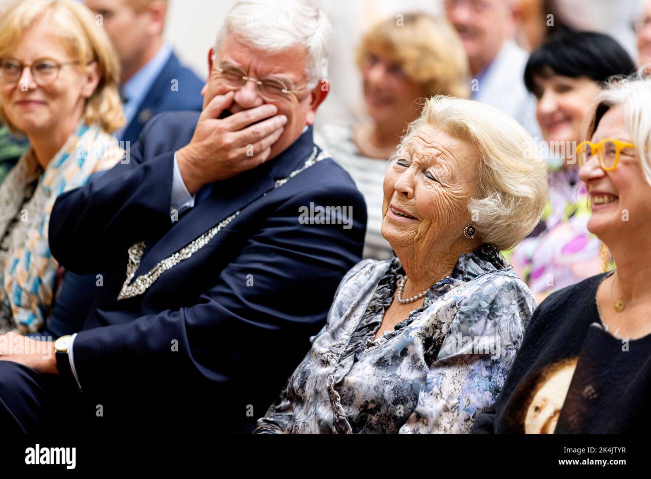 DEN HAAG - Prinzessin Beatrix eröffnet die Jubiläumsausstellung des ...