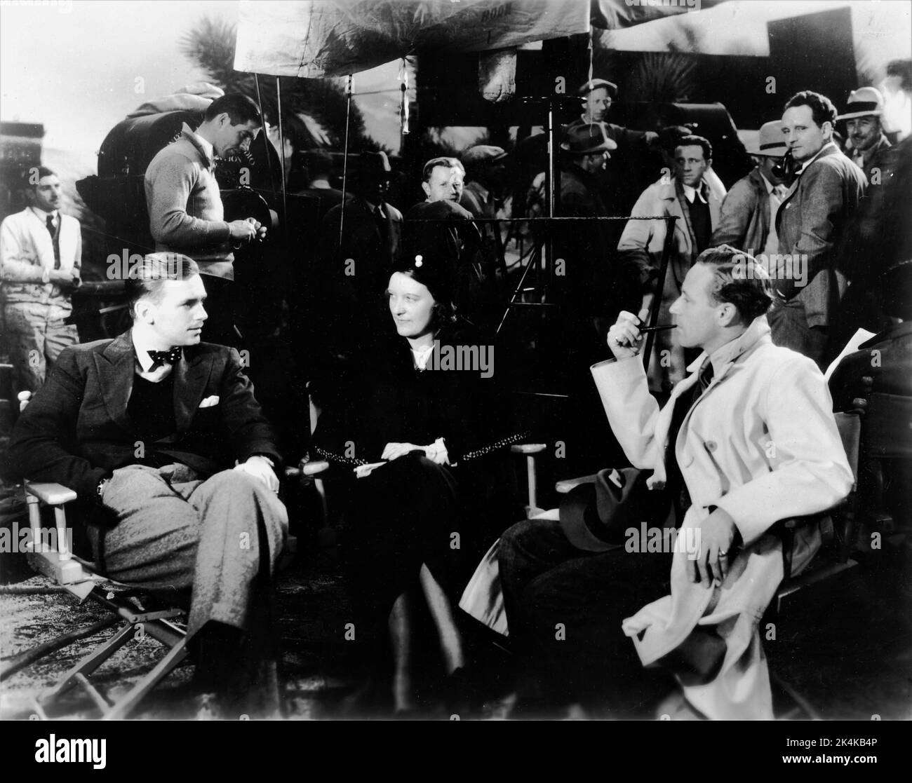 LESLIE HOWARD mit den Set-Besuchern DOUGLAS FAIRBANKS Jr. und Picture ...