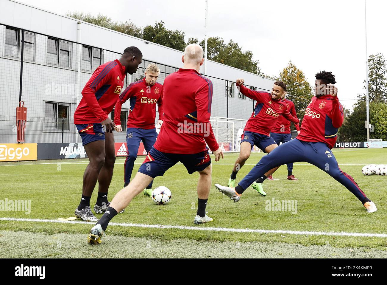 AMSTERDAM - (LR) Brian Brobbey von Ajax, Kenneth Taylor von Ajax, Davy Klaassen von Ajax, Devyne ...