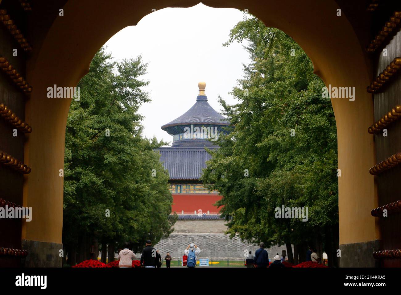 PEKING, CHINA - 3. OKTOBER 2022 - Touristen besuchen den Himmelstempel ...
