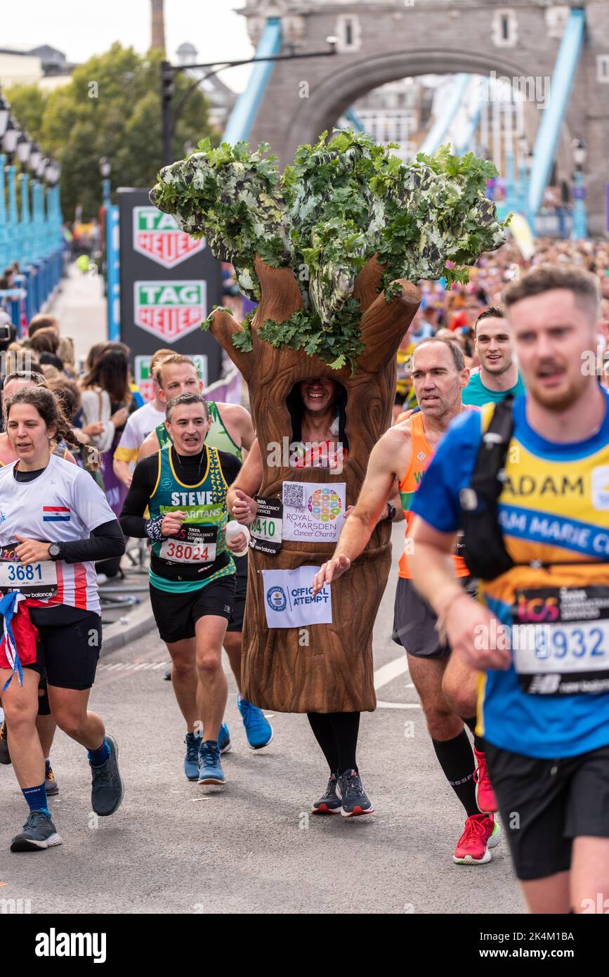 Rob Duncombe läuft beim TCS London Marathon 2022 auf der Tower Bridge ...