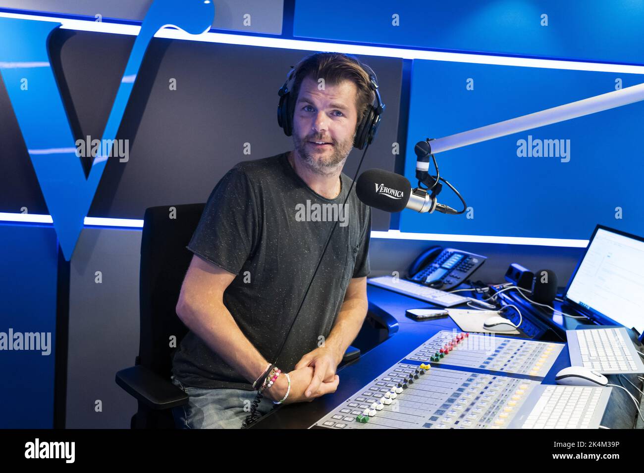 2022-10-03 17:00:55 HILVERSUM - DJ Sander Lantinga im Studio von Radio ...