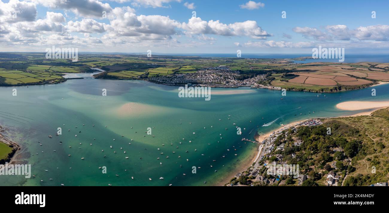 Luftpanorama der Stadt und des Strandes von Padstow von Rock on the ...