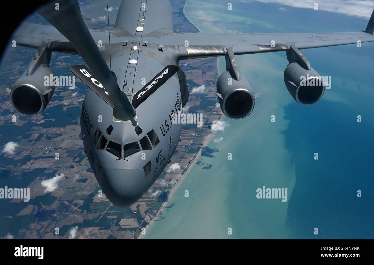 Ein C-17 Globemaster, der dem 305. Air Mobility Wing, Joint Base ...