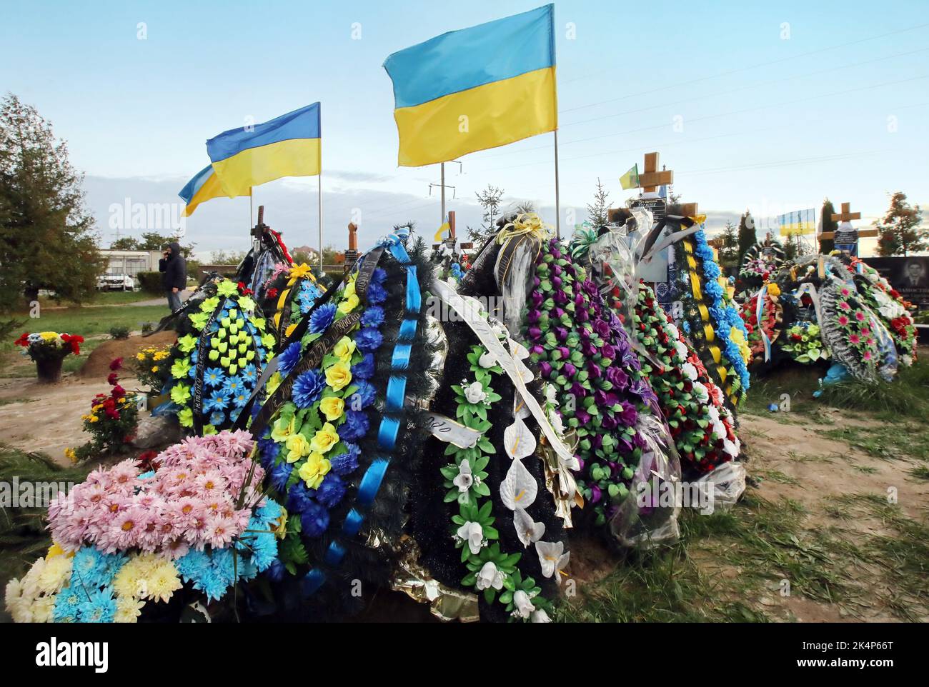 KIEW, UKRAINE - 03. OKTOBER 2022 - auf dem Friedhof von Bucha, Region ...