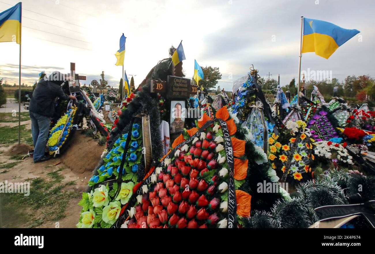 KIEW, UKRAINE - 03. OKTOBER 2022 - auf dem Friedhof von Bucha, Region ...