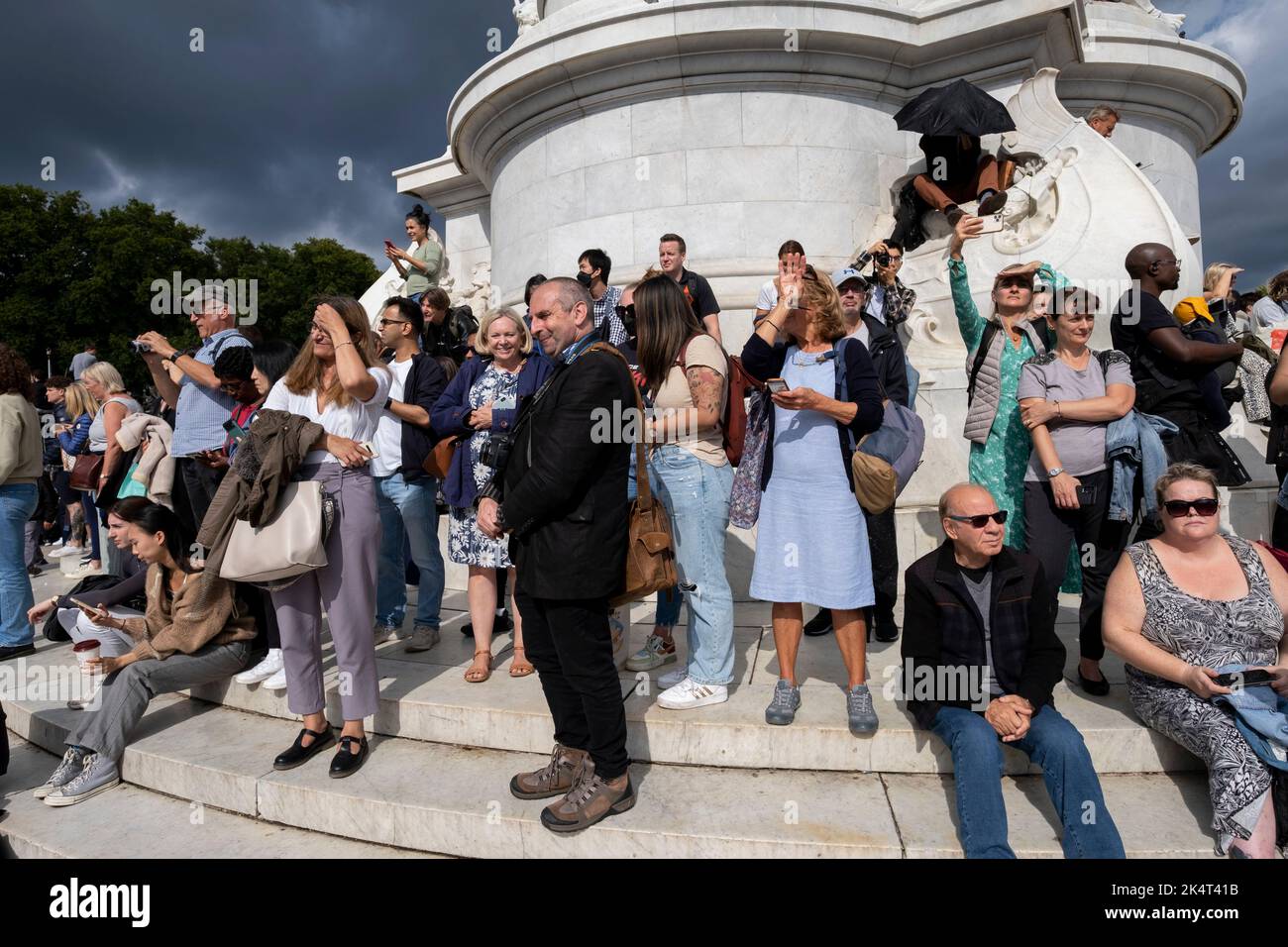 Tausende von Menschen versammeln sich, um am Tag nach dem Tod von ...