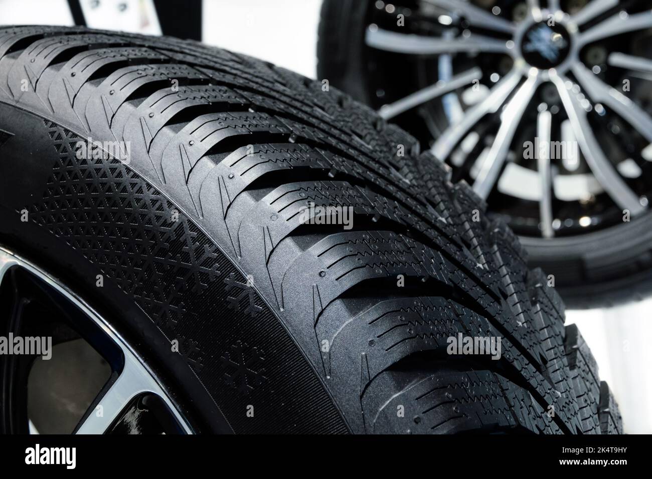 Moderne reifen -Fotos und -Bildmaterial in hoher Auflösung – Alamy