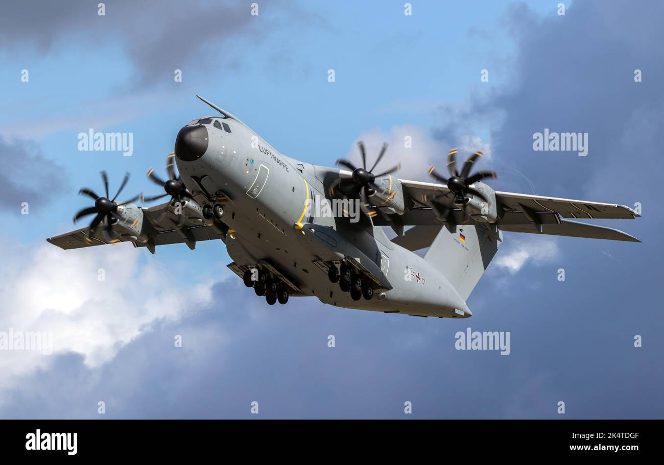 Das Transportflugzeug Airbus A400M der deutschen Luftwaffe fliegt von ...