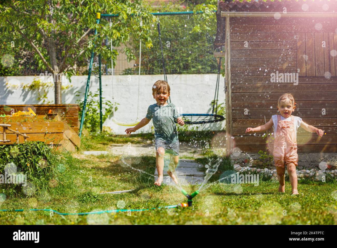 Zwei kinder springen ins wasser -Fotos und -Bildmaterial in hoher ...