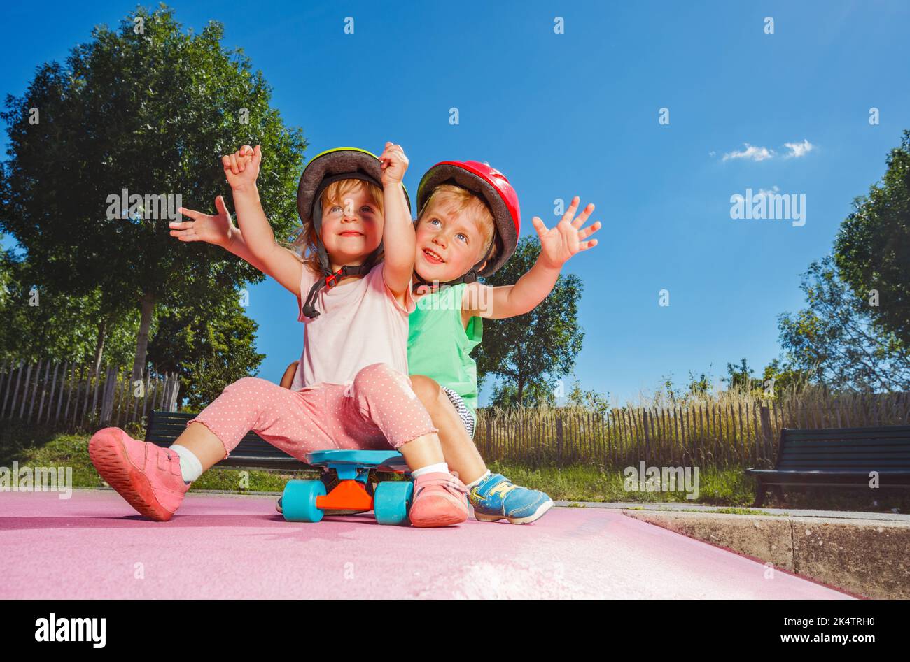 Zwei kleine Kinder spielen auf dem Skate im Skatepark Stockfotografie ...
