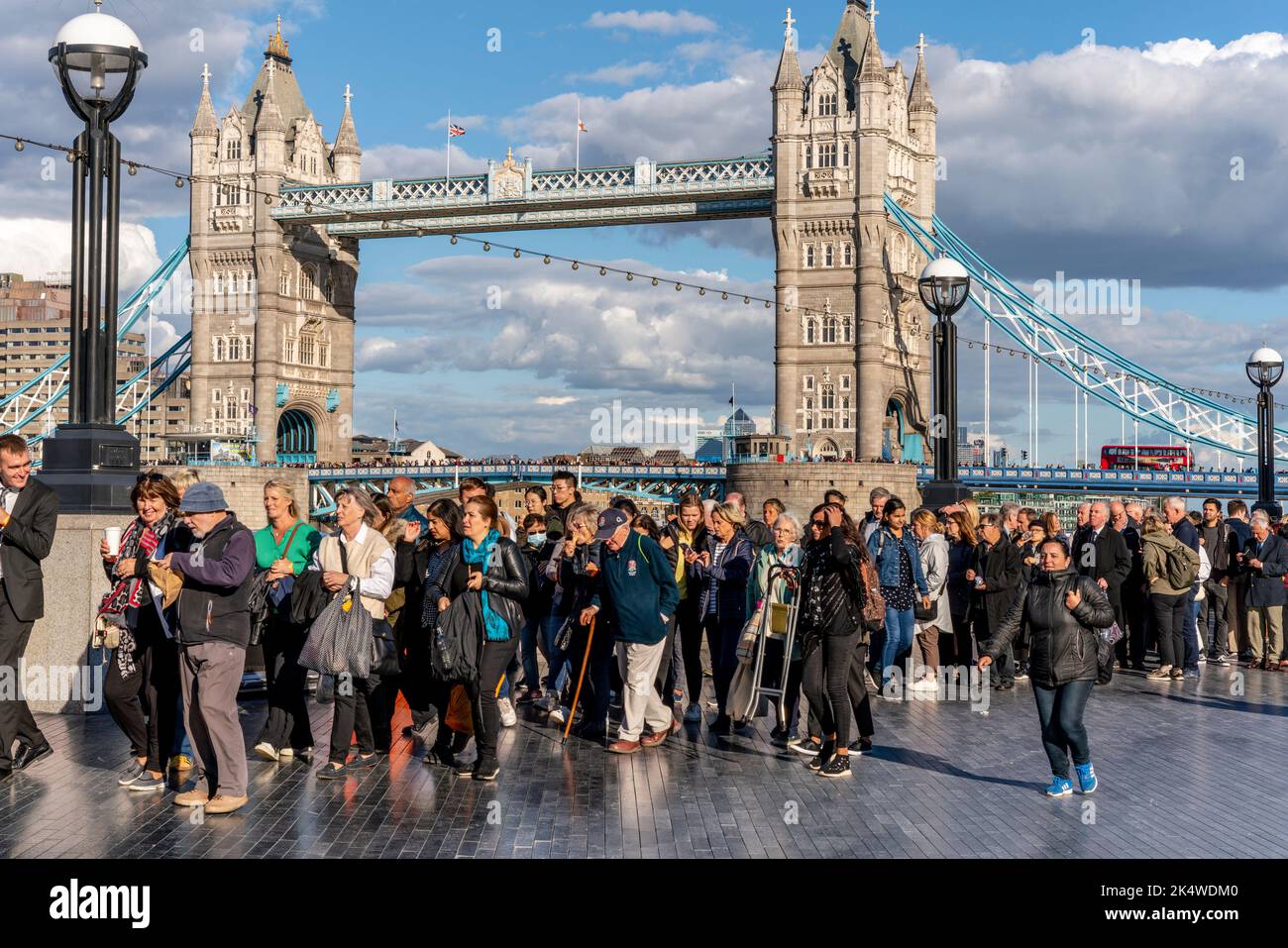 Die Briten und Menschen aus der ganzen Welt stehen auf der Tower Bridge ...