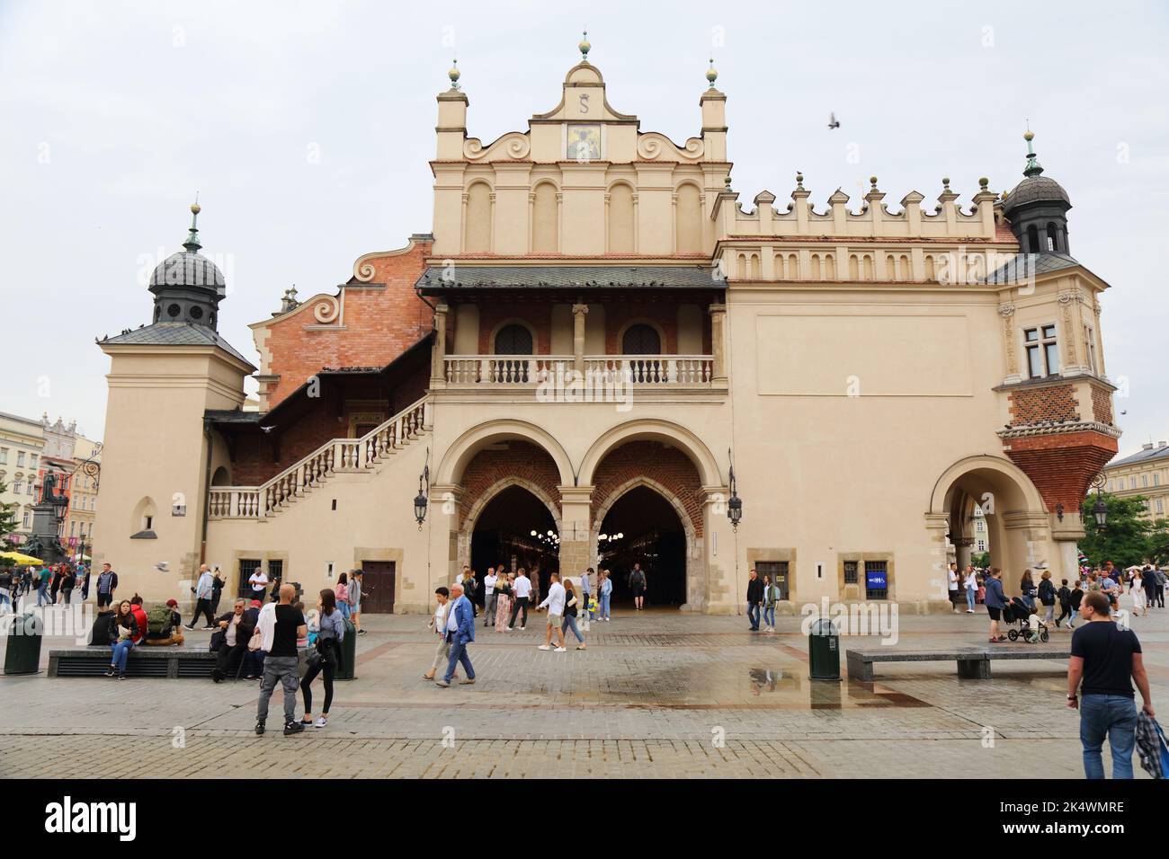 KRAKAU, POLEN - 3. JULI 2021: An einem regnerischen Tag besuchen die ...