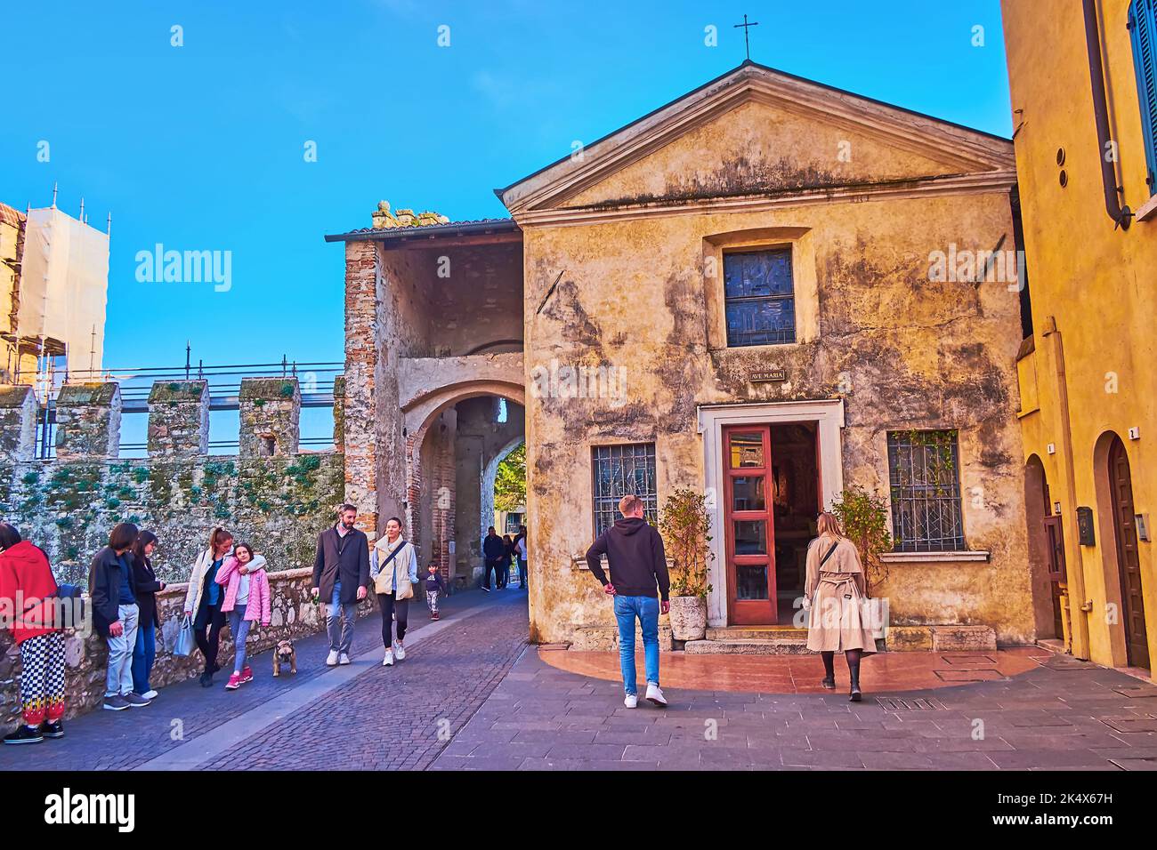 SIRMIONE, ITALIEN - 10. APRIL 2022: Das mittelalterliche Äußere der ...