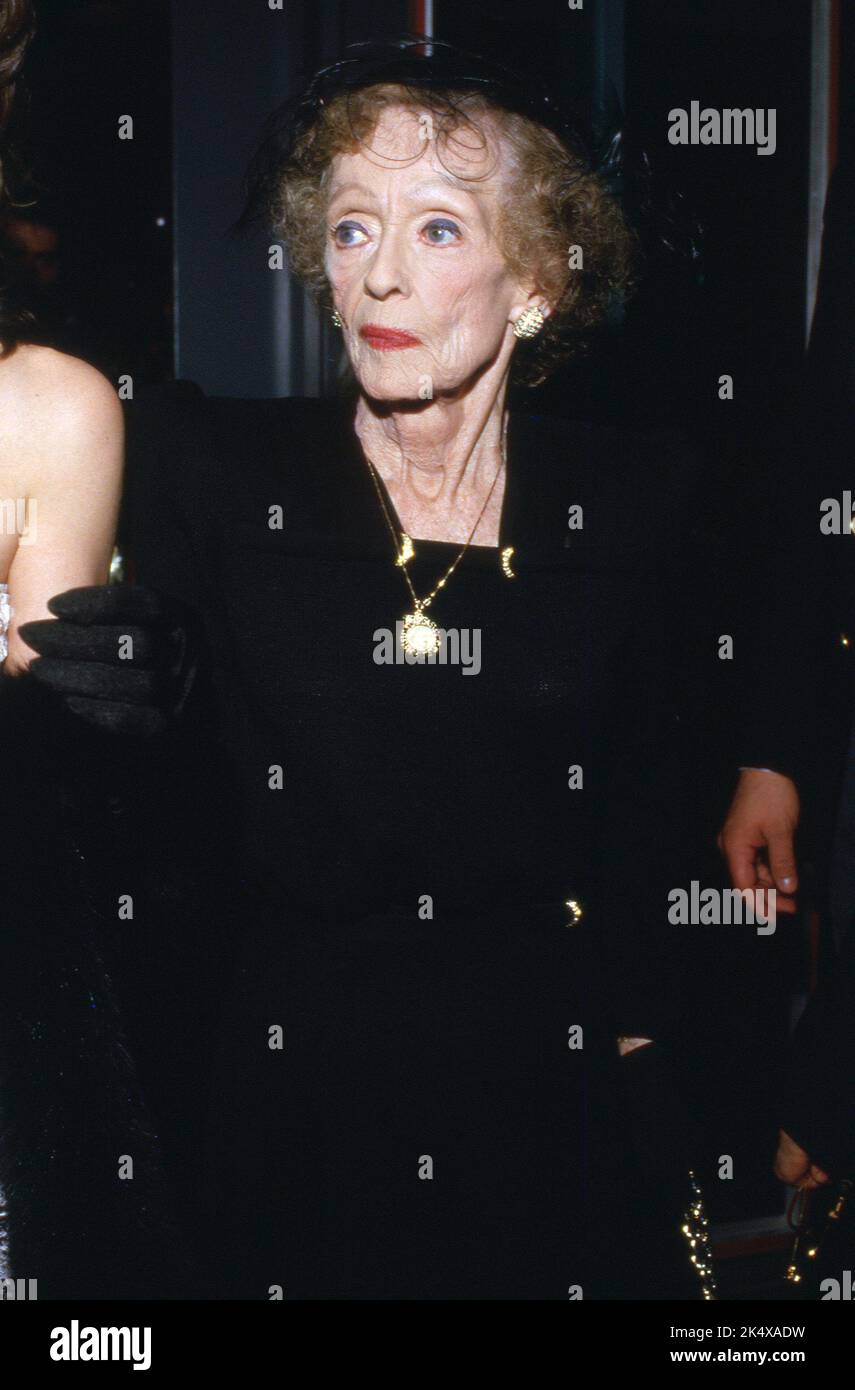 Bette Davis bei den AFI Awards 1987 im Kate Mantilini Restaurant in ...