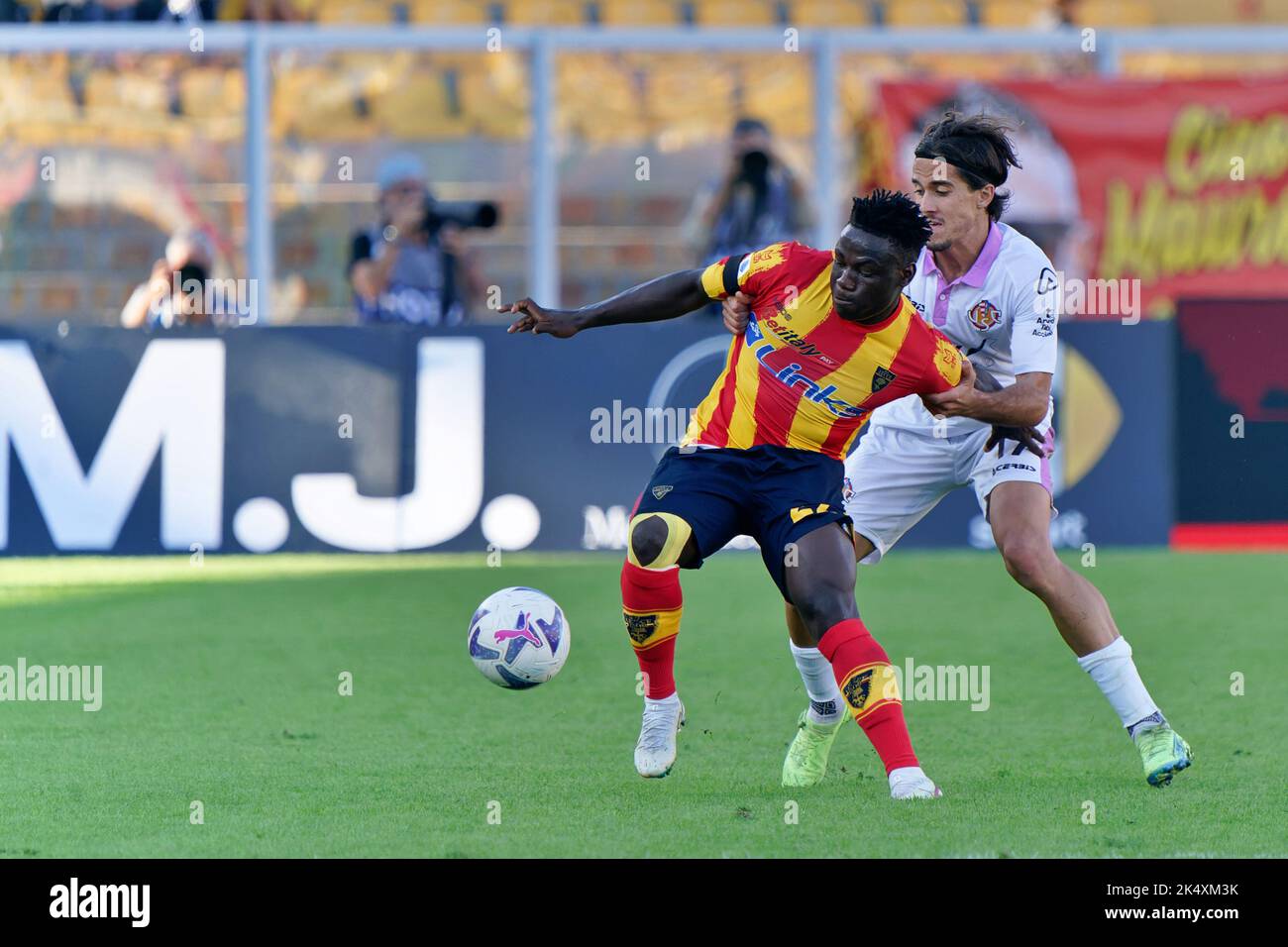 Via Del Mare Stadium, Lecce, Italien, 02. Oktober 2022, Lameck Banda ...