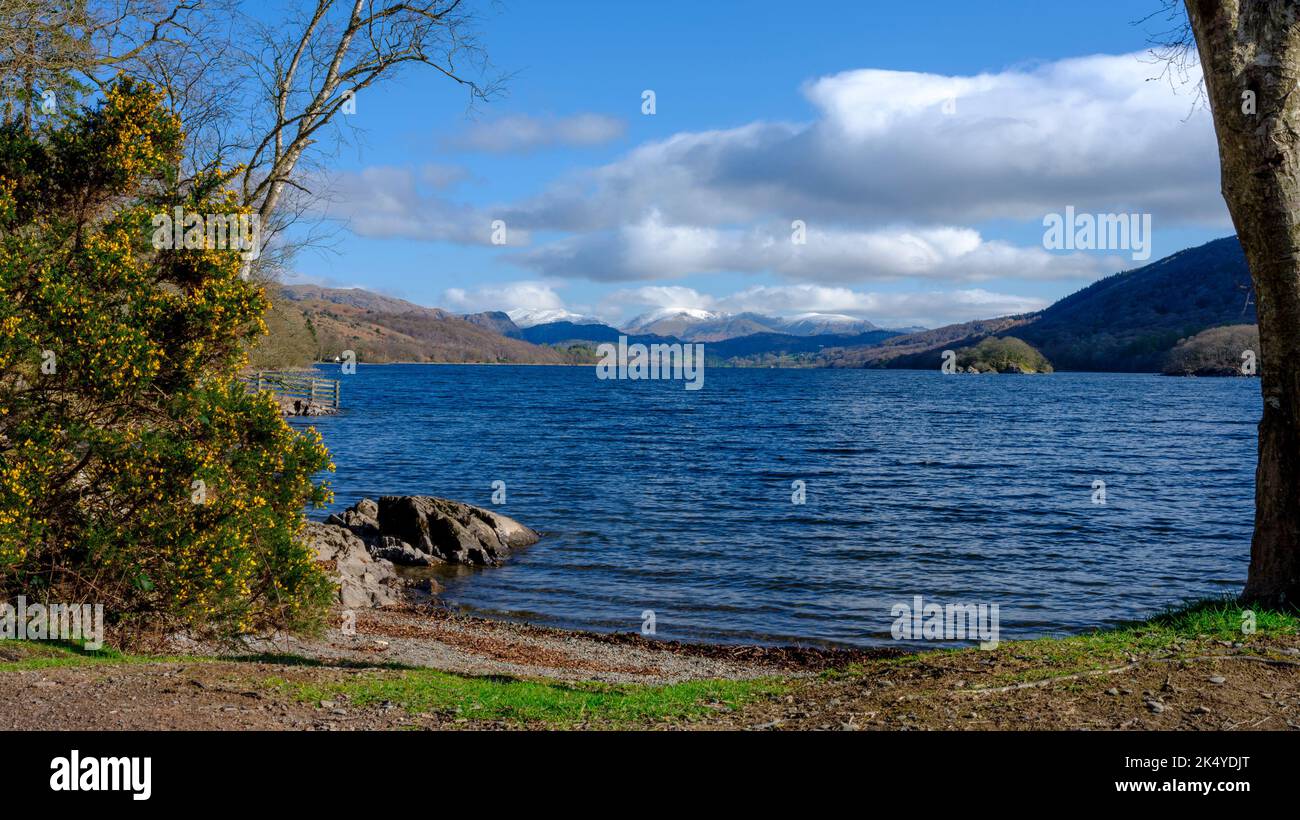 Coniston, Großbritannien - 1. April 2022: Lake Coniston blickt von der ...