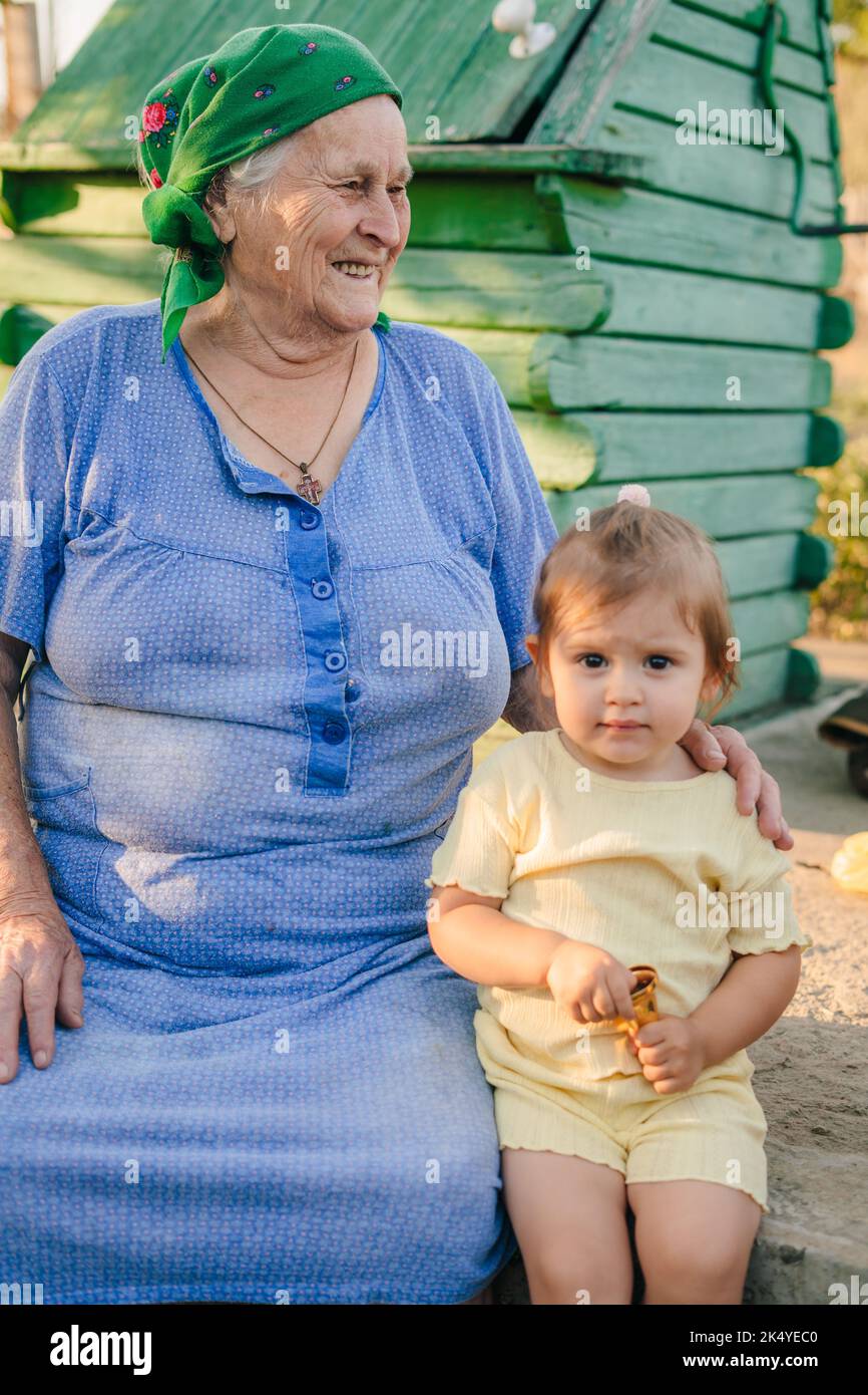 Oma sitzt -Fotos und -Bildmaterial in hoher Auflösung – Alamy