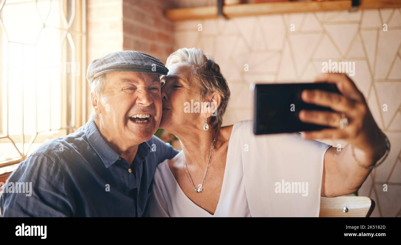 Liebe, Telefon und Selfie mit älteren Paar küssen und entspannen in ...